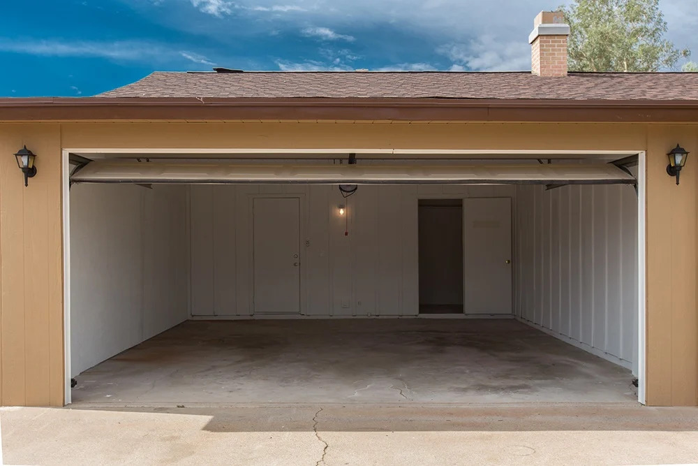 How to Choose Between an Attached Garage or Detached Garage